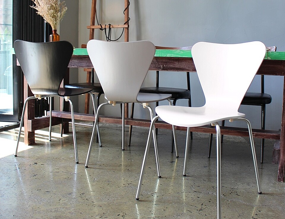 Shell Chair Design Cafe