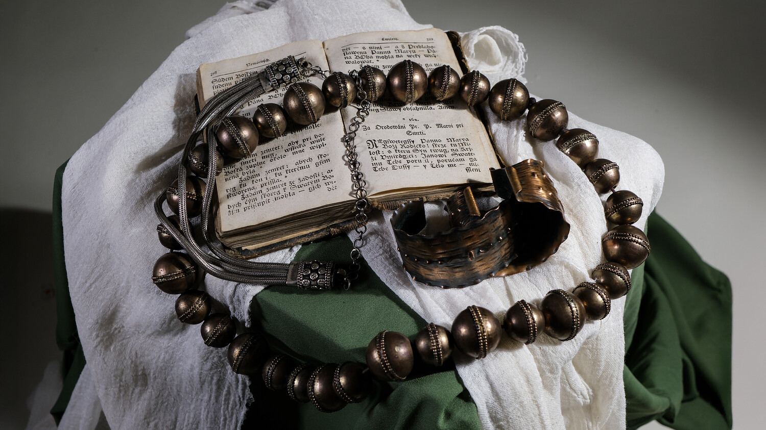 A Prophet- Photo Reference Pack For Artists 409 JPEGs noAI